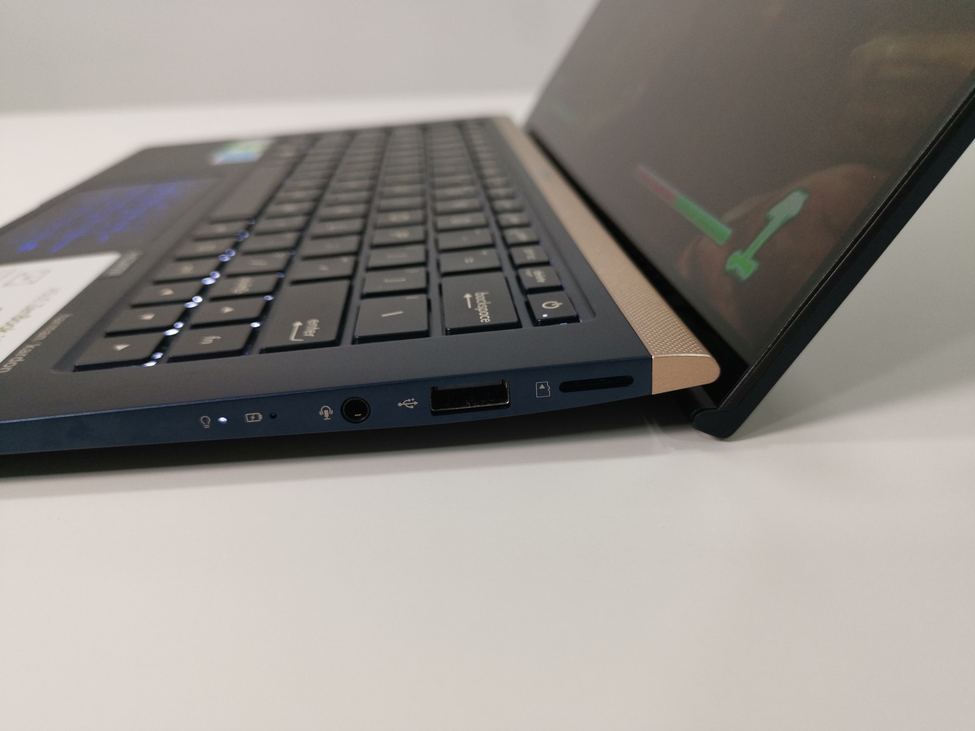 ASUS ZenBook 13 Review - A compact laptop that doesn't compromise on ...