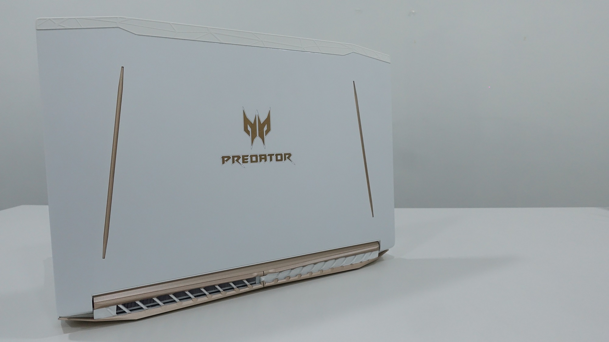 Predator Helios 300 Special Edition Review - The white and gold design ...