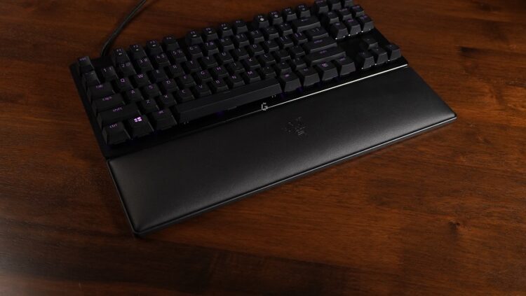 Razer Huntsman V2 / V2 Tenkeyless Review: The keys go a-clicking ...